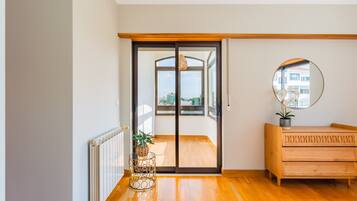 Apartamento, 2 casas de banho | 3 quartos, ferro/tábua de engomar, berço de viagem, Wi-fi grátis