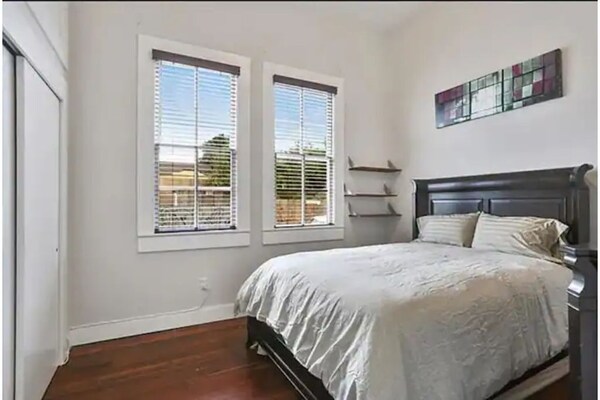 Spacious And Walkable! 2 Ensuite Ba & 4 Tvs - New Orleans, LA