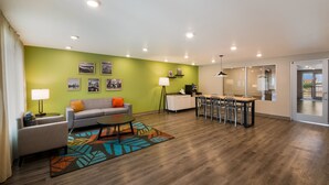 Uma sala de estar moderna com sofá, mesa de centro e área de jantar.