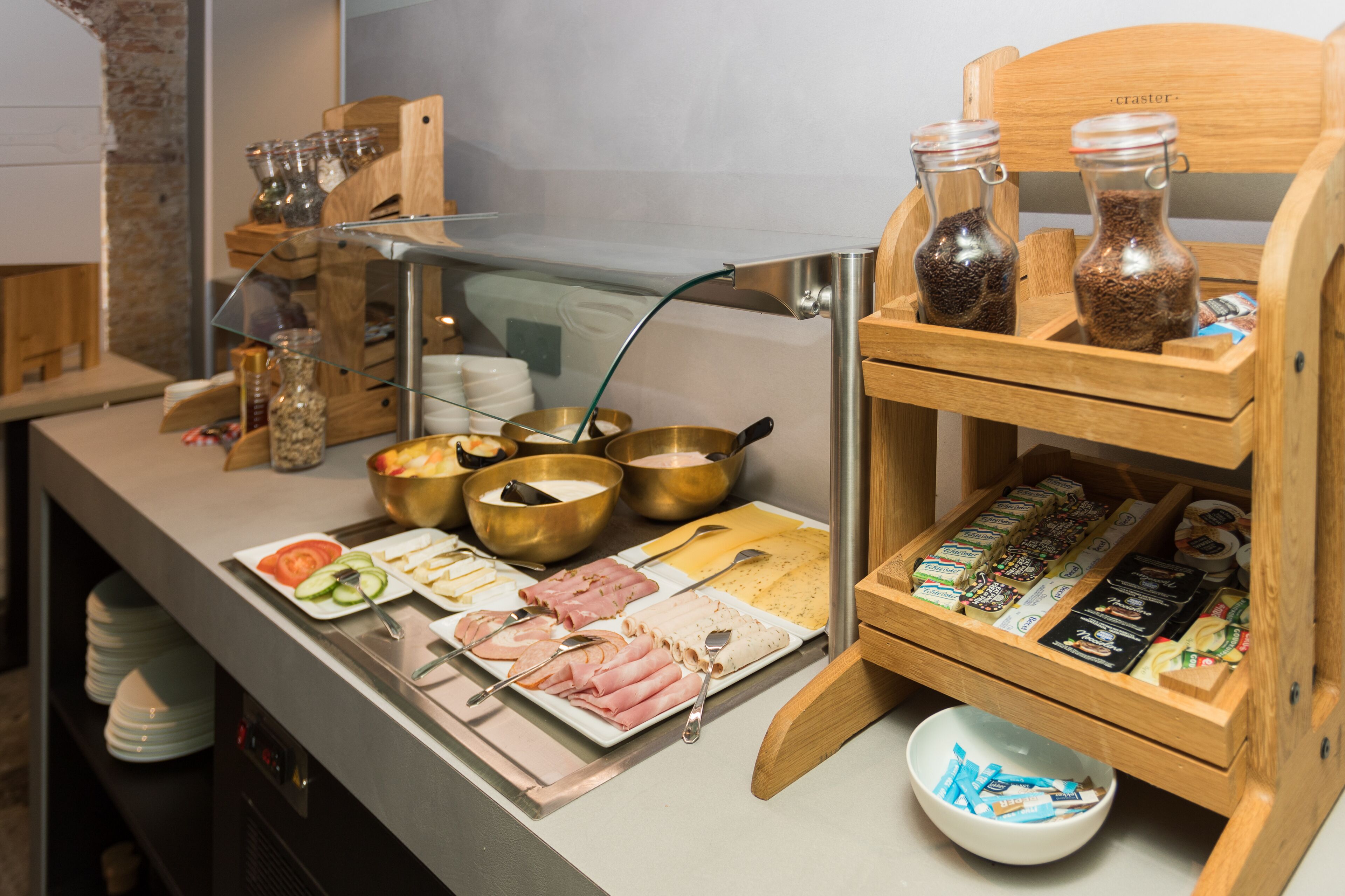 Uma mesa de buffet com diversos alimentos e acompanhamentos.