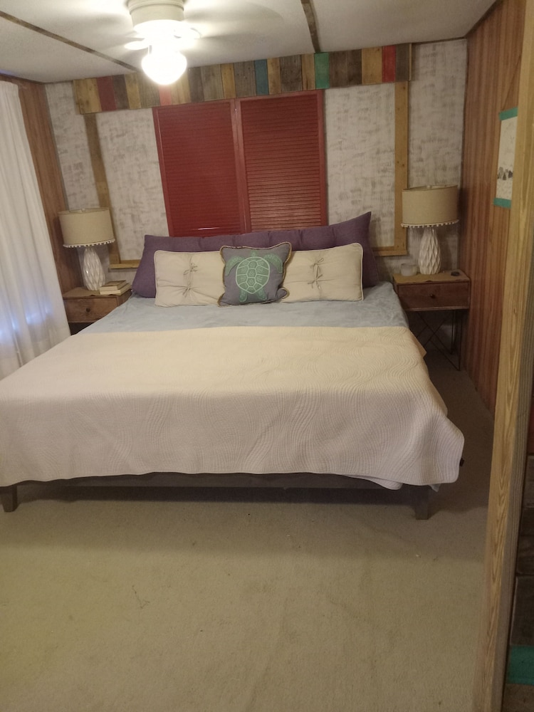 Romantic Salt Box Cottage Nestled Just One Block From The Ocean. - Outer Banks, NC