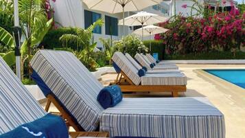 Piscina exterior, da(s) 9:00 à(s) 18:00, guarda-sóis, espreguiçadeiras