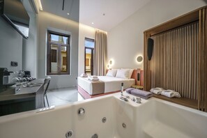Queen Suite with Spa Bath - City View | Banheira de hidromassagem privativa