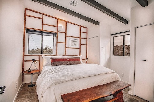 The Outpost · Hot Tub, Mountain Views, Location! - Yucca Valley, CA