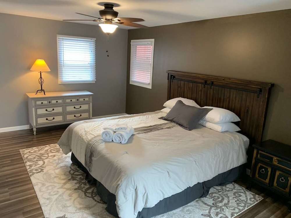 King Of The Highlands * Huge 7br 6ba->game Room - Louisville, KY