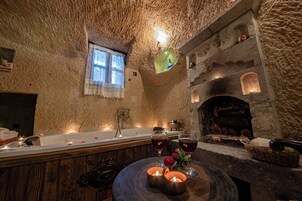 Dimrit Suite | Roupa de alta qualidade, minibar, com decoração personalizada 