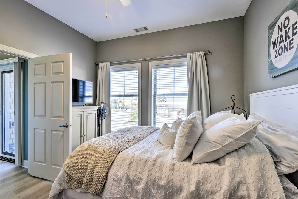Dtwn Ludington Condo: Balcony, Walk To Beach! - Ludington | Vrbo