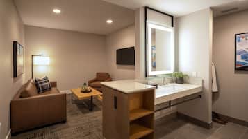 Suite, 1 cama king-size e sofá-cama | Sala de estar | Televisor de ecrã plano de 50 polegadas com canais por cabo, televisor