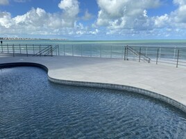 Piscina exterior, guarda-sóis, espreguiçadeiras