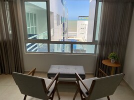 Apartamento Familiar | Sala de estar | Smart TV de 32 polegadas com canais por cabo, televisor