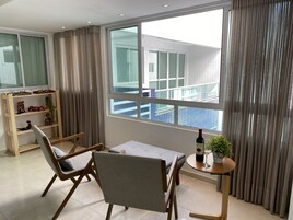 Apartamento Familiar | Sala de estar | Smart TV de 32 polegadas com canais por cabo, televisor