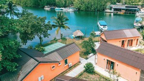 Uma área costeira com casas, um cais e barcos.