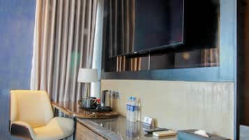 Quarto casal luxo | Área de estar | Smart TV 55 polegadas com canais a cabo, TV