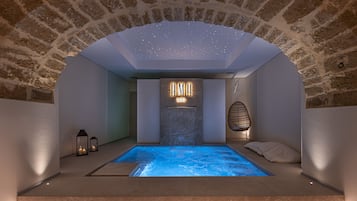 Banheira de hidromassagem interior