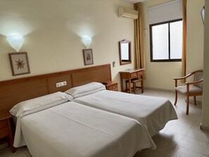 Habitación doble estándar 2 camas individuales | Secretária, cortinas/cortinados opacos, Wi-fi grátis 