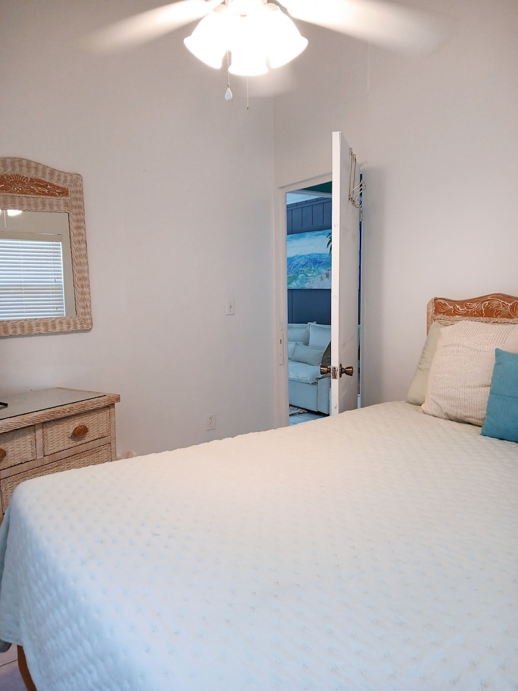 Serenity On The Bay1 - One Bed Airport Supermarkets Shops and ...