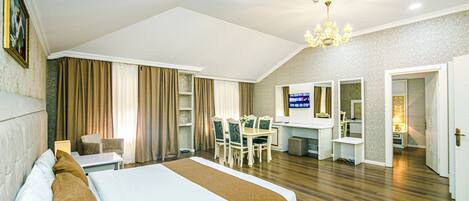 Quarto Quádruplo Familiar | Roupa de alta qualidade, minibar, cofre no quarto, secretária