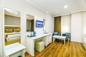 Quarto Triplo Deluxe, 1 quarto, vista deserto | Roupa de alta qualidade, minibar, cofre no quarto, secretária 