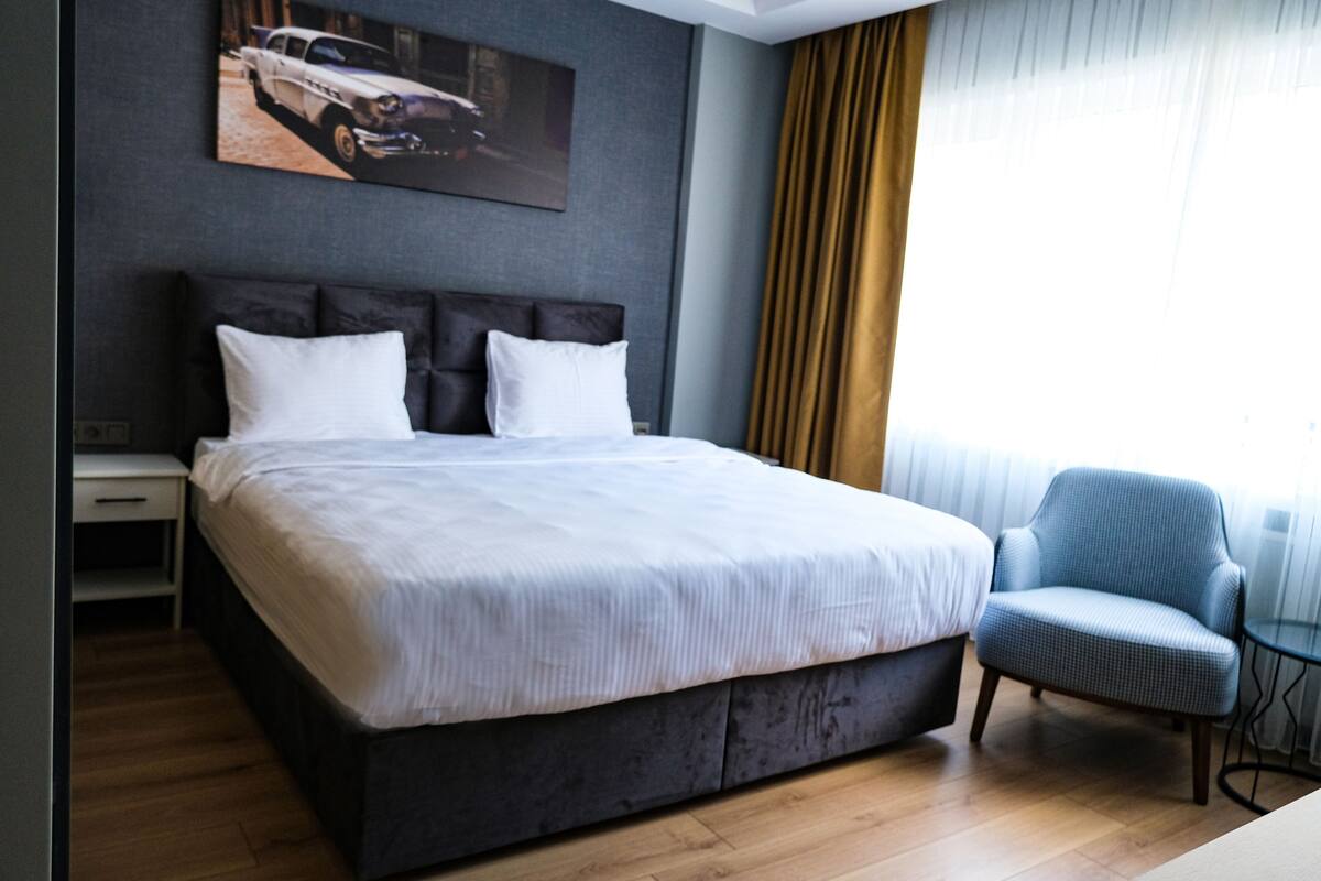 Family Room | Roupa de alta qualidade, cofre com capacidade para portátil, secretária 