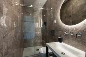 Quarto casal superior | Banheiro | Chuveiro, chuveiro com efeito de chuva, secador de cabelo 