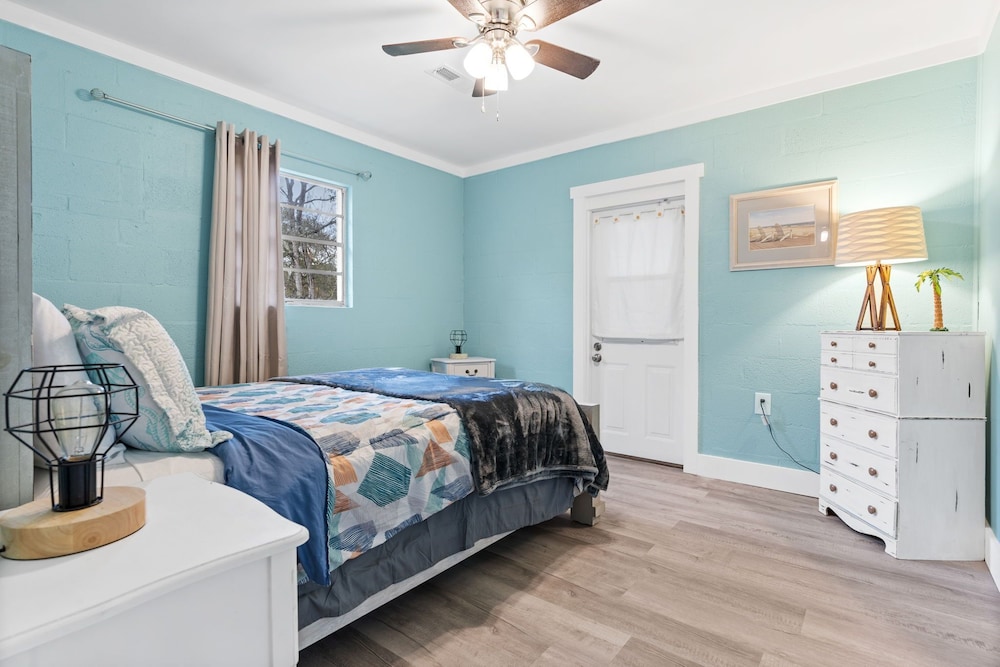 Cozy Cottage Walking Distance To Beach - W/ E-bikes Available And Coffee Station - Bald Head Island, NC