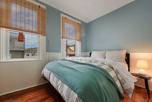 3br Haven | Fast Wifi | Private Backyard - Homestead, PA