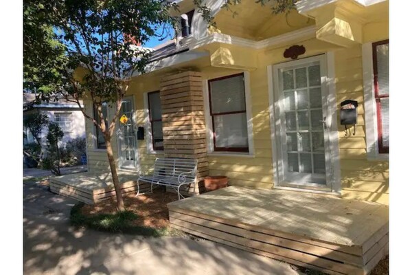 Artsy, Large 1 Bedroom\/office Bungalow Near Downtown\/lower Greenville Ave #2 - Dallas, TX
