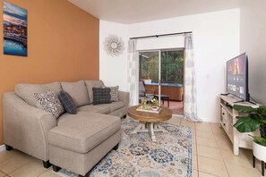 Casa de Férias, várias camas, banheira de hidromassagem grande (Orlando's Heartland) | Sala de estar | Televisor de ecrã plano de 42 polegadas com canais digitais 