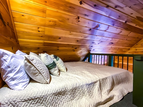 Tiny Home Cabin *Big Amenities* Fire Pit - Hot Tub - Gatlinburg, TN