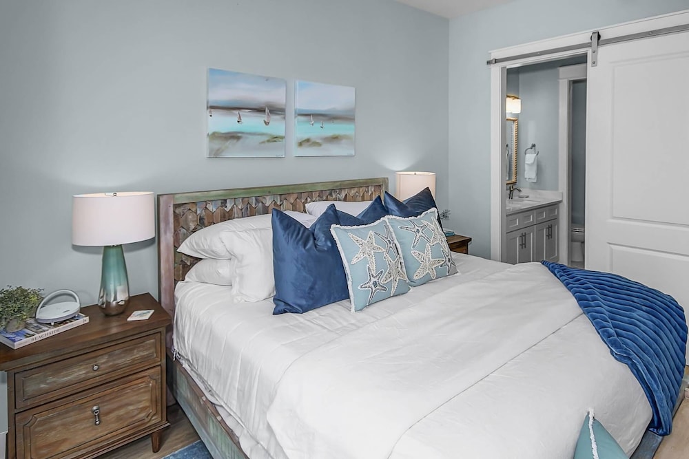 Community Pool/3min to Beach/Screened Patio/2 Lofts/Fire Pit/Foosball ...