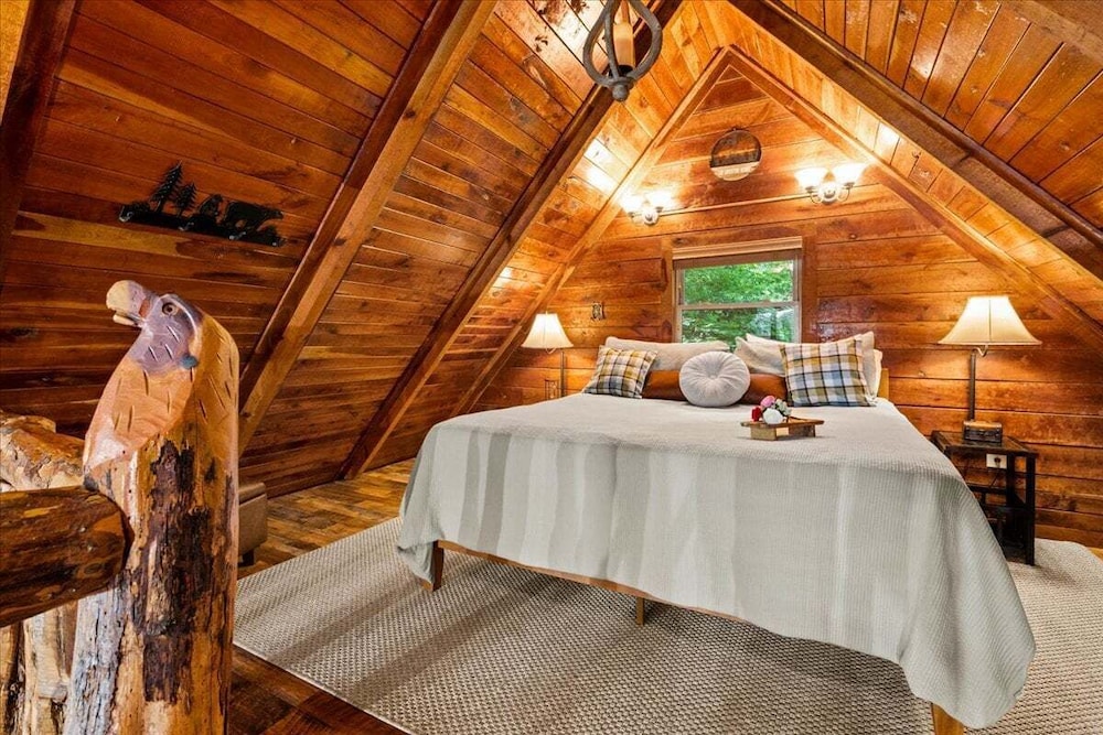 Hot Tub & Wifi - Romantic Hideaway - Wooded Retreat Near Red River Gorge, Kentucky! - Slade, KY