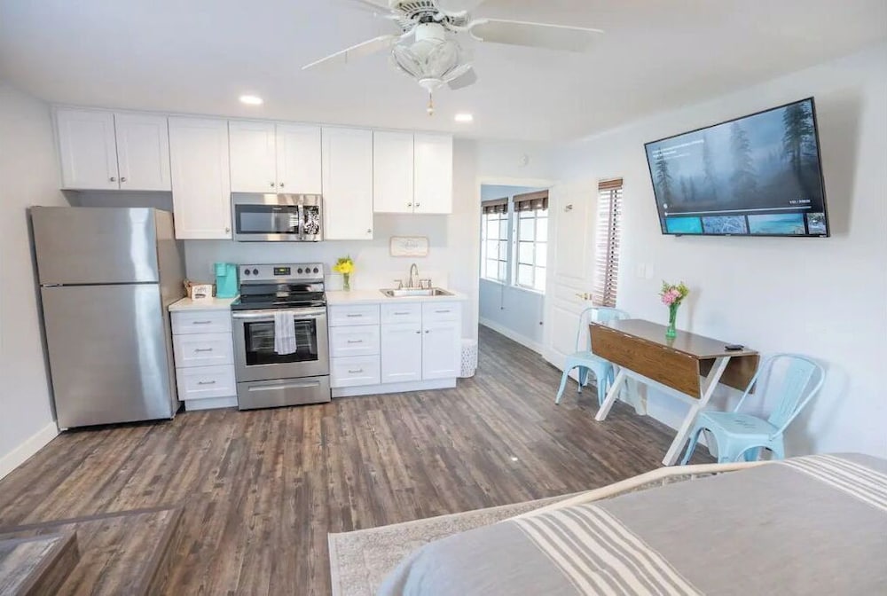 Cam Heights Hideaway W/ Full Kitchen & King Bed - Camarillo, CA