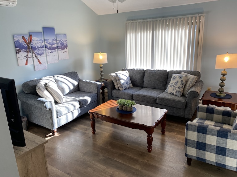 Warm And Inviting, Close To The Best New England Hiking And Outdoor Fun! - Living Shores Aquarium, Glen