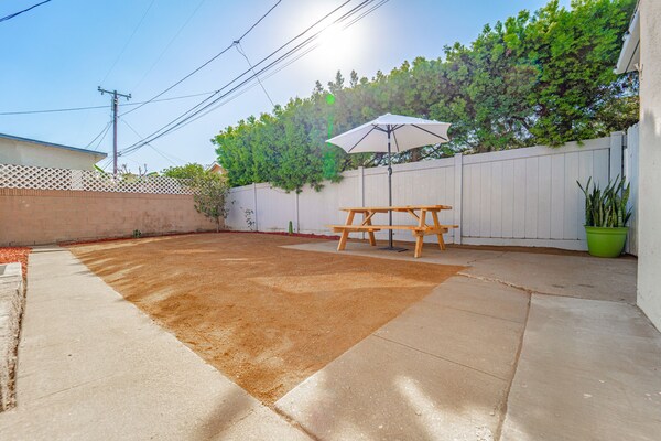 Modern Farm House Living W\/ King Bed Near Beach - Orange County, CA