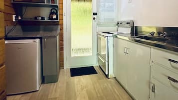 Quarto Duplo Familiar | Cozinha privada | Uma cafeteira/bule, uma chaleira elétrica, uma torradeira