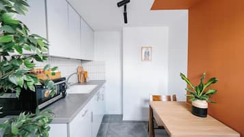 Carmel Beach Pent Studio w/ Roof Deck 302 | Cozinha privada | Cafeteira/chaleira