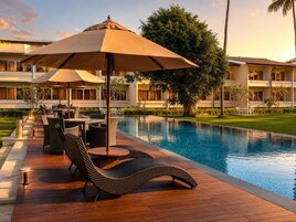 Piscina exterior, guarda-sóis