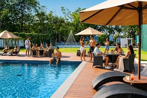 Piscina exterior, guarda-sóis 