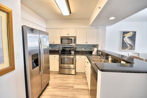 Apartamento em Condomínio Fechado, 3 quartos | Cozinha privada | Um frigorífico, um forno, uma placa de cozinha, uma cafeteira/bule 