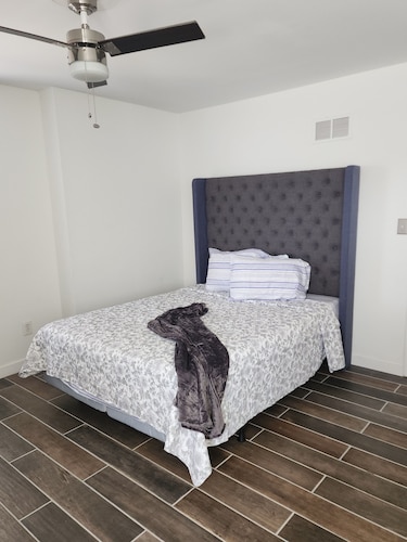 Spacious 4br Townhouse W/fireplace -- 5 Min From The Riverfront - Wilmington, DE