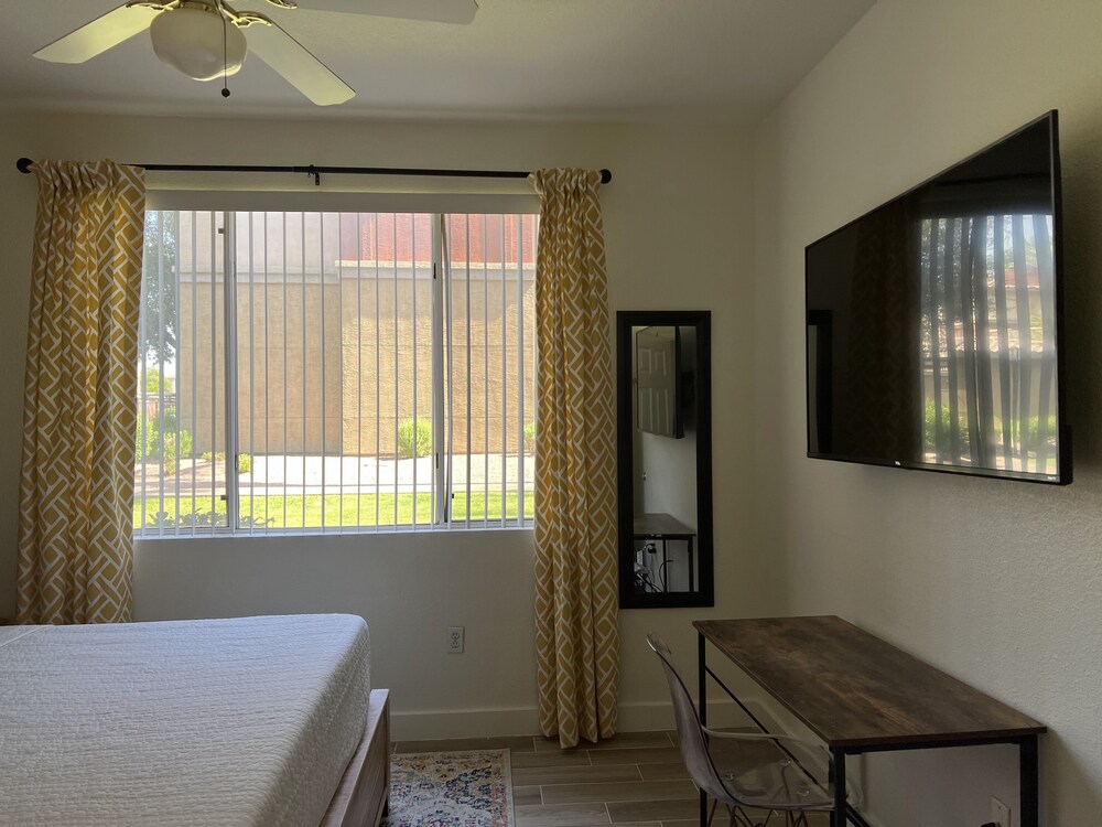 Cozy Ground Floor Condo In Resort Gated Community ! 75 In Tv ! Mins From Airport - Phoenix, AZ
