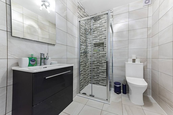 Stylish And Family Friendly 3 Bedroom Apartment - Walthamstow - London