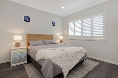 4 Bedroom Home With Theatre Room, Close To Cbd And Beaches. - Broulee