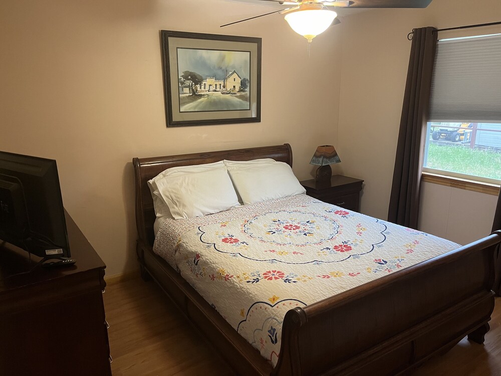 Bandera Texas Mclintock Guesthouse--3 Blocks From Main St. - Bandera, TX