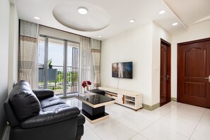 Apartamento superluxo | Área de estar | Smart TV 43 polegadas com canais digitais, TV