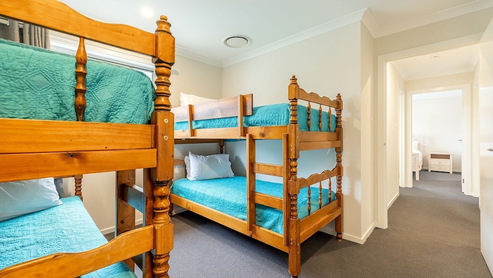 Big Wave At Shoal Bay, 8 Achilles St - Large Home With Ducted Air Con, Wi-fi And Linen - Nelson Bay