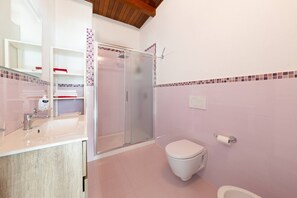 Apartamento, 2 quartos, varanda, Vista para a cidade | Casa de banho