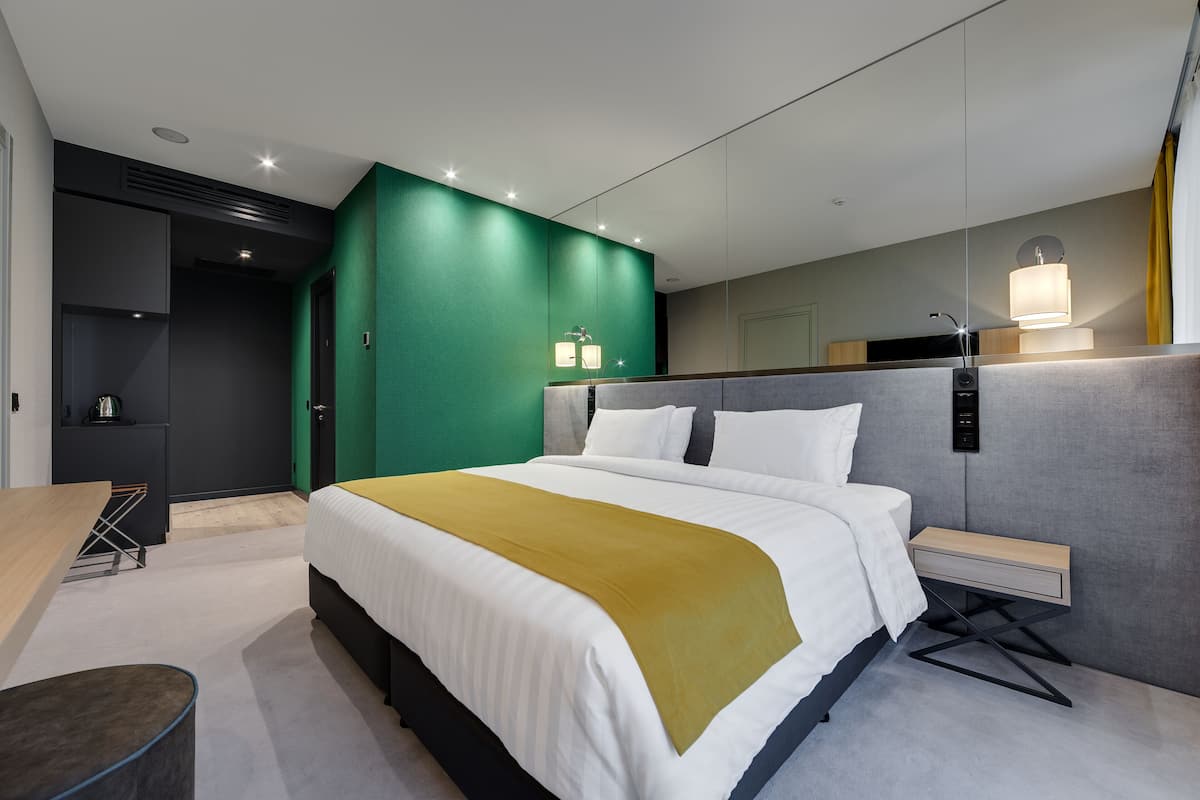 Quarto Duplo Júnior | Cofre no quarto, cortinas/cortinados opacos, ferro/tábua de engomar