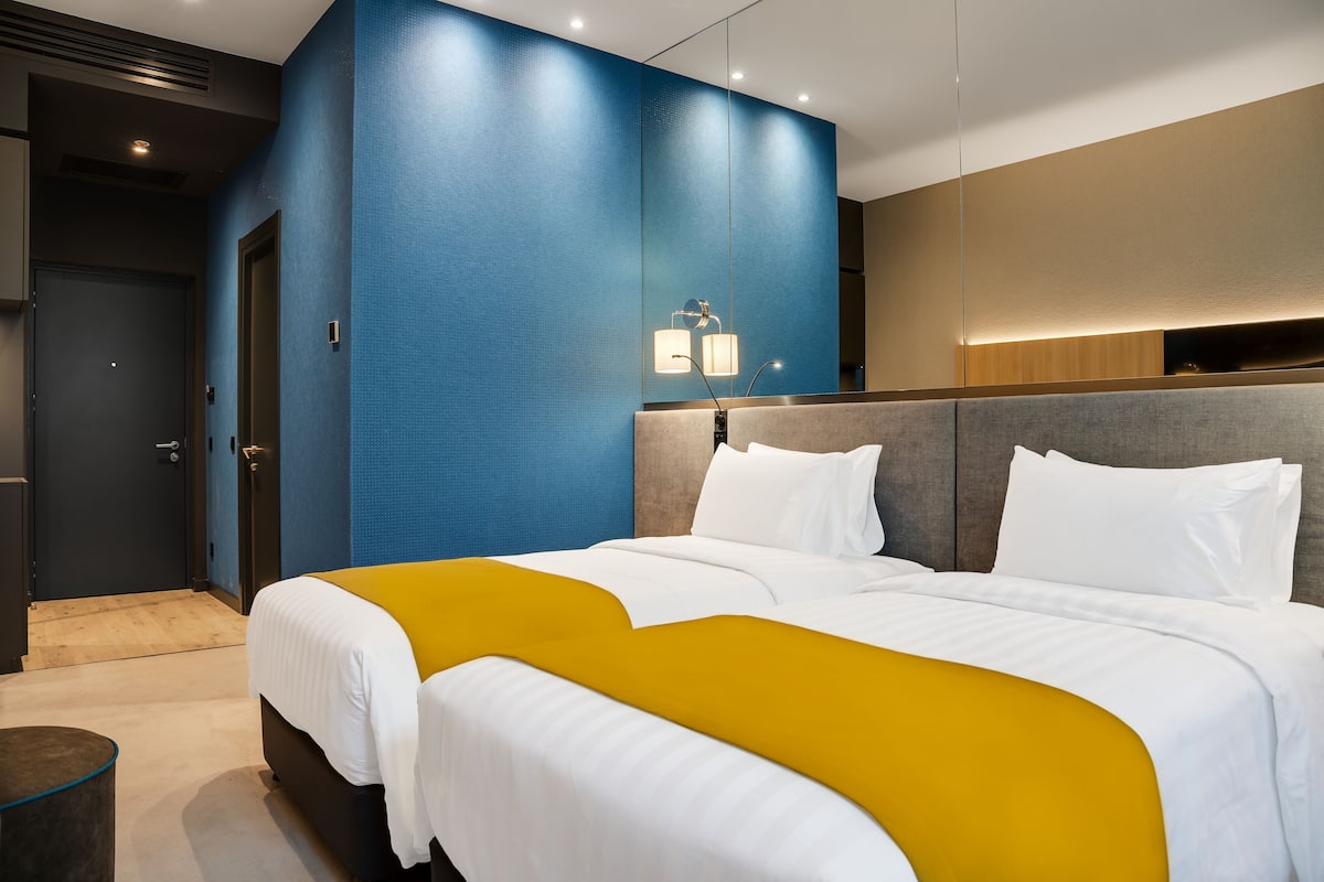 Quarto Twin Standard | Cofre no quarto, cortinas/cortinados opacos, ferro/tábua de engomar
