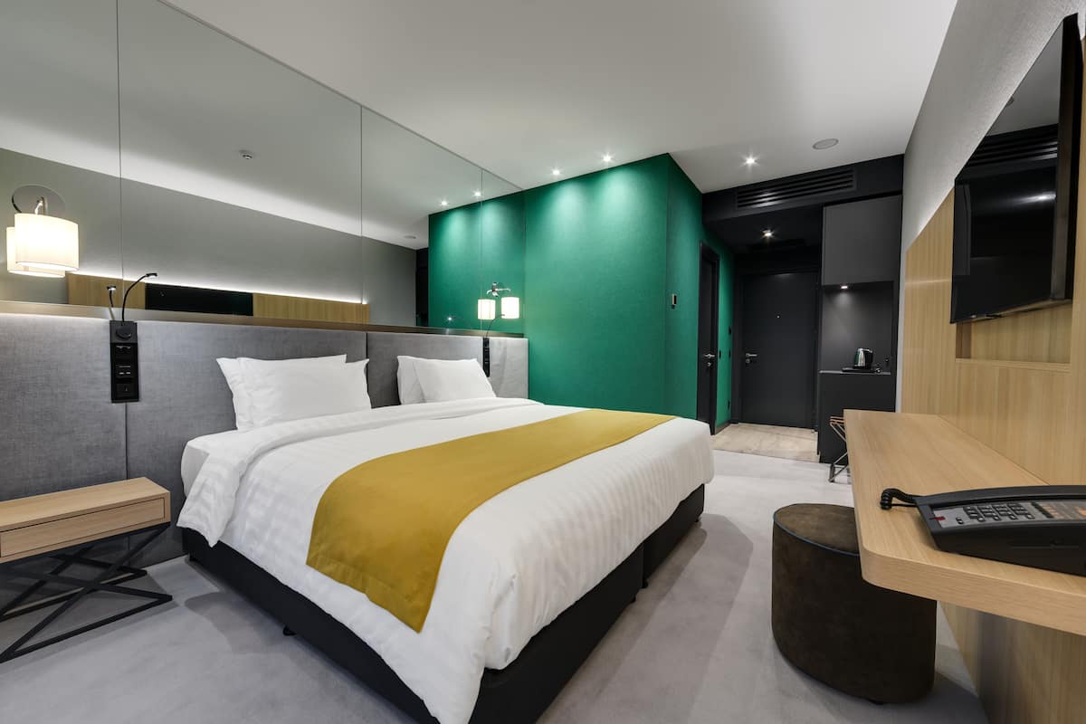 Quarto Duplo Deluxe | Cofre no quarto, cortinas/cortinados opacos, ferro/tábua de engomar